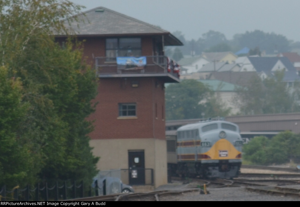 DLW 663 F3A PASSES YARD TOWER